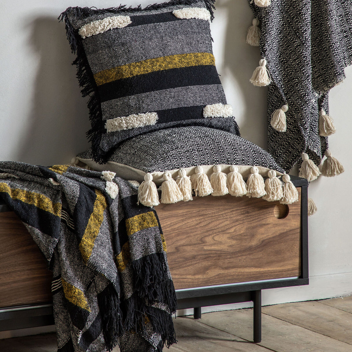 Woven Throw with Tassels Black – WowCornwall
